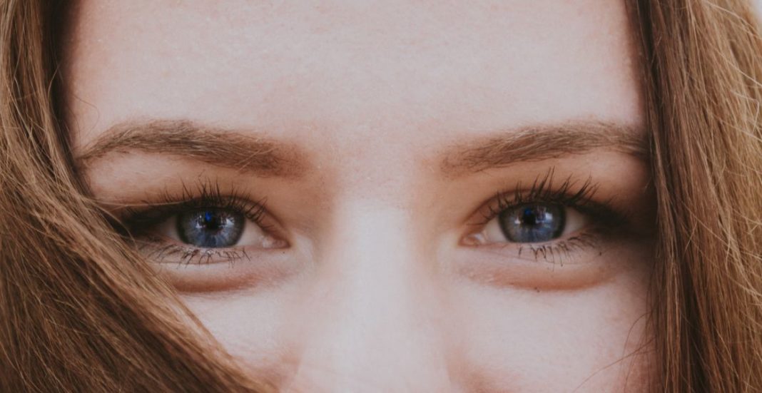 8 astuces 100 % naturelles contre les yeux gonflés