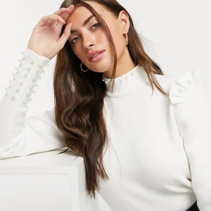 Pull blanc : 14 modèles pour un look « effortless chic » cet hiver