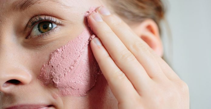 Argile rose : 6 bienfaits et utilisations pour les peaux sensibles