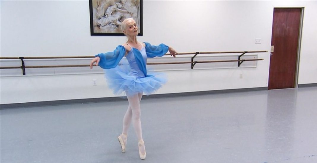 À 82 ans, elle continue la danse classique
