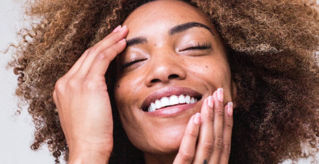 10 conseils pour raffermir la peau du visage et du cou