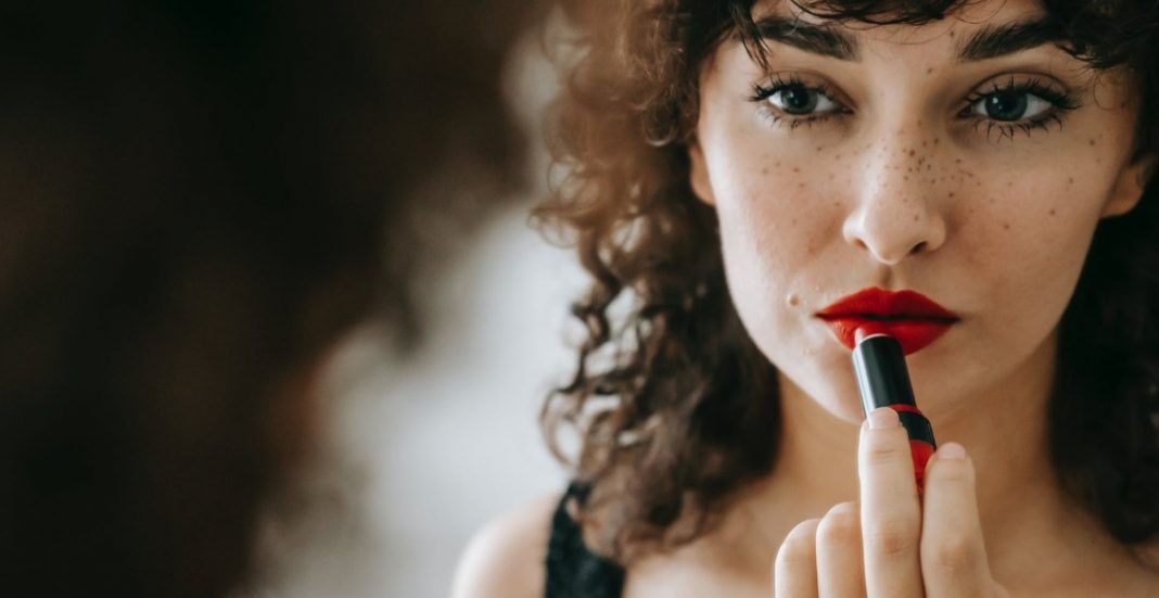 Rouge à lèvres : cette technique TikTok promet une application parfaite