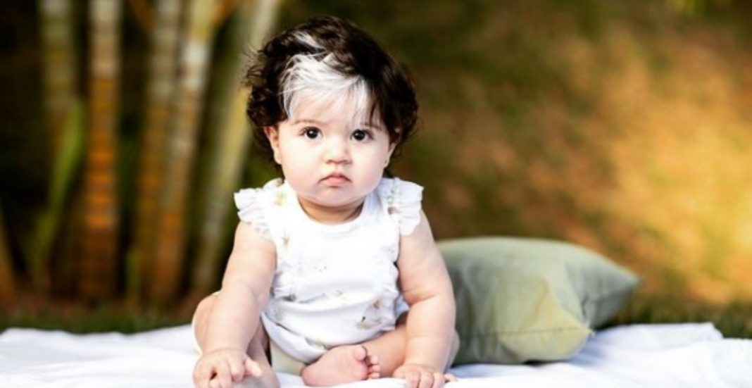 À la naissance, elle hérite d'une mèche blanche comme sa maman