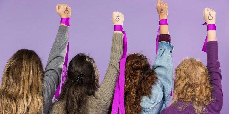 Pourquoi le violet est devenu l'emblème des luttes féministes