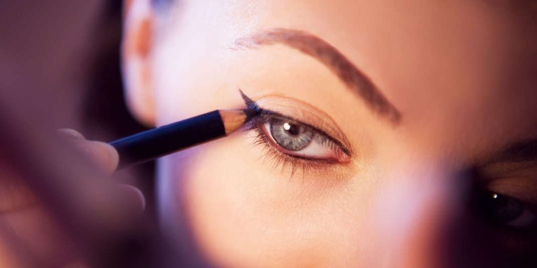 6 techniques pour réussir son trait d'eye-liner du premier coup