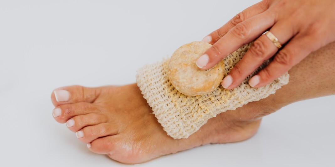 Dites adieu à la corne aux pieds avec ces méthodes naturelles