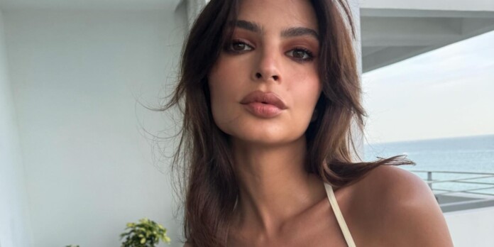 Emily Ratajkowski en lingerie fait sensation sur Instagram