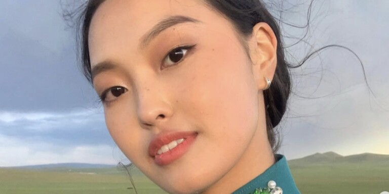 Cette mannequin mongole célèbre son pays avec élégance