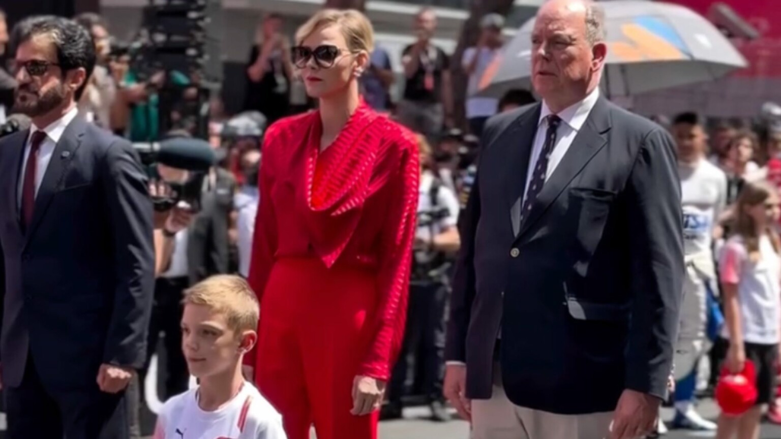 Mini-robe, rouge flamboyant… les apparitions royales qui ont électrisé ...