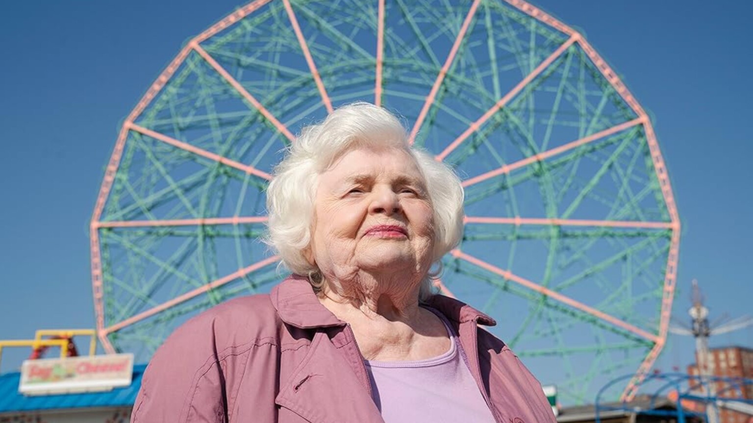 À 95 ans, cette actrice vole la vedette à Scarlett Johansson