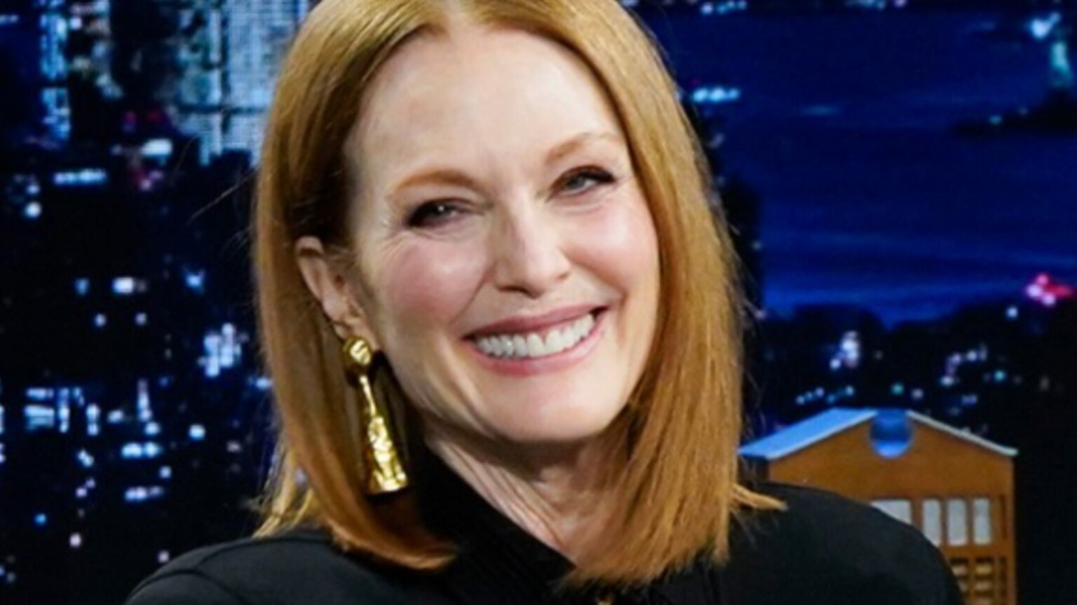 La jupe frangée de Julianne Moore (bluffante à 64 ans)