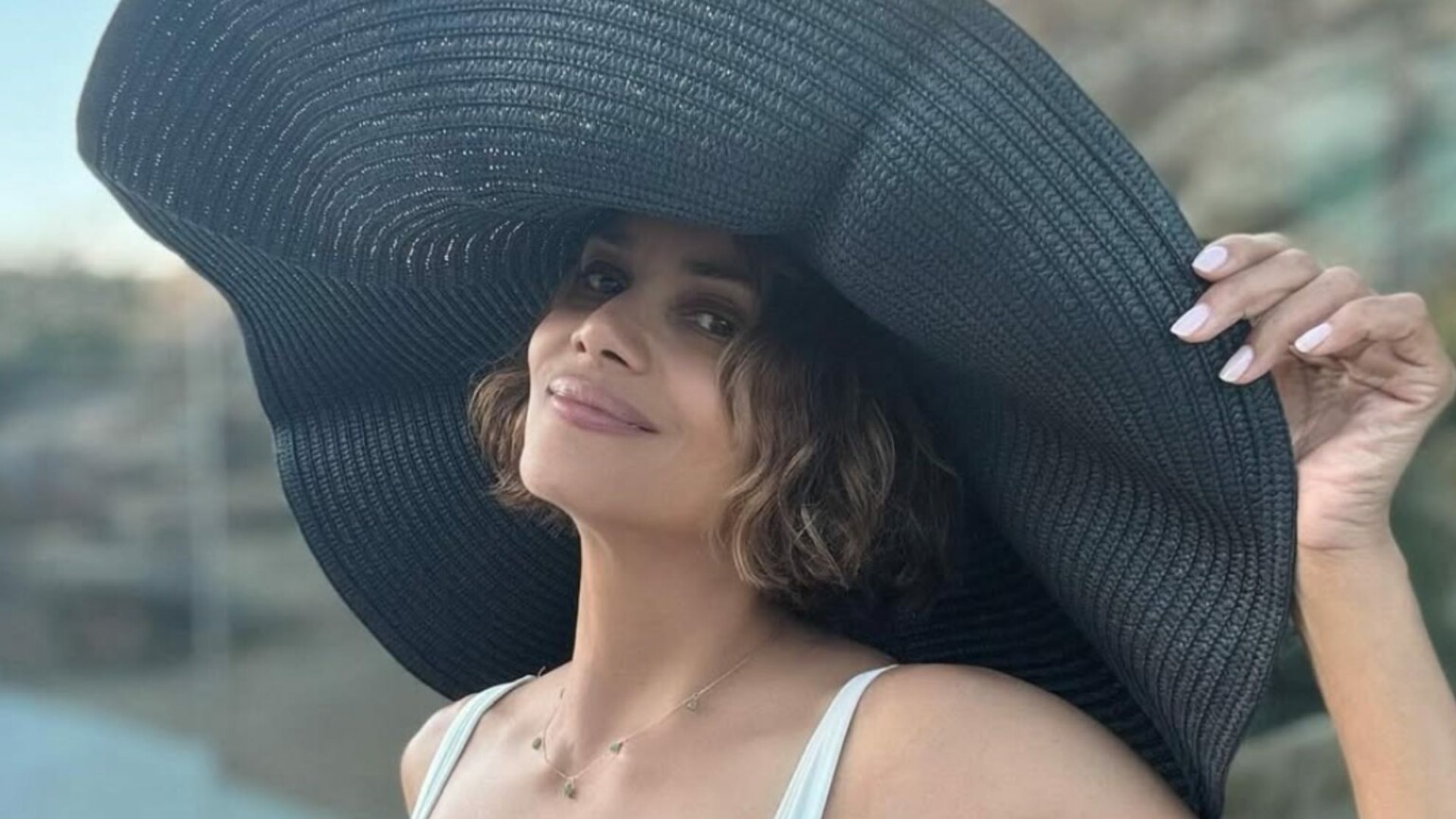 Halle Berry (58 ans) valide ce maillot qui s'adapte à toutes les ...