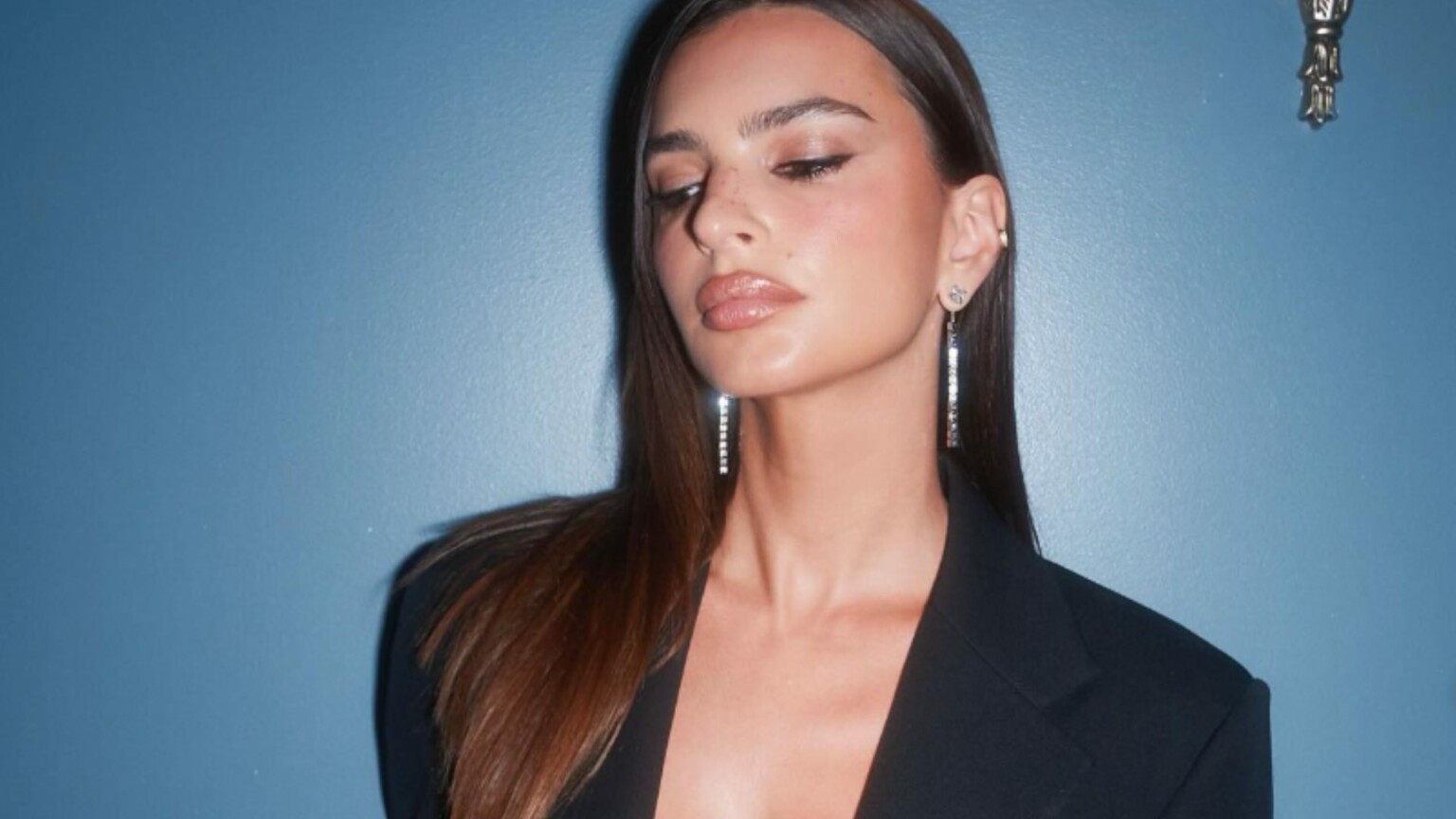 Emrata ose tout (ou presque) sous sa veste de costume, et enflamme la toile