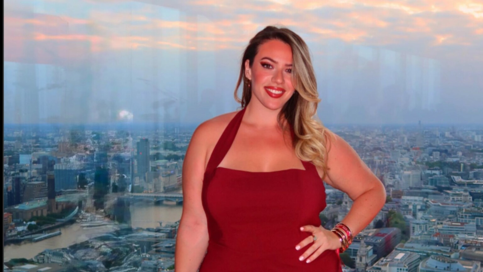 Cette influenceuse taille 46 fait sensation en robe rouge