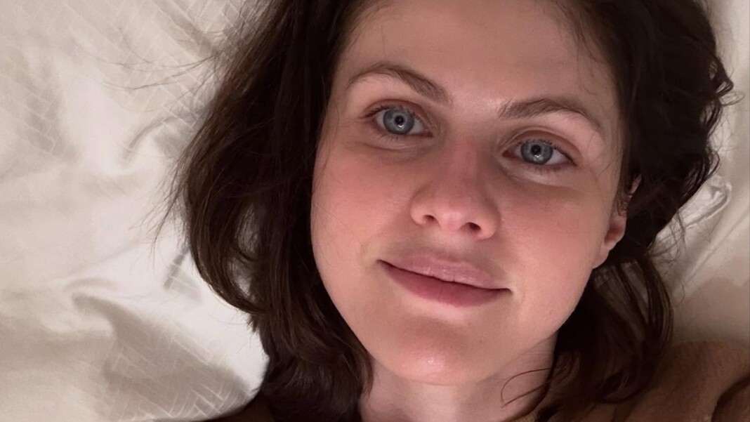"Belle même sans maquillage" : à 39 ans Alexandra Daddario s'affiche au ...