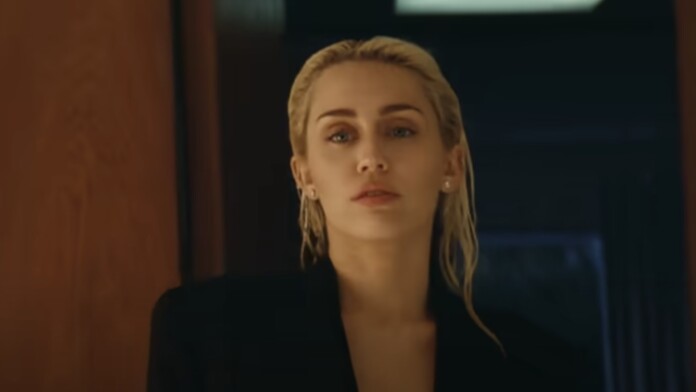 "C’est grotesque" : à 32 ans, Miley Cyrus divise avec de nouvelles photos