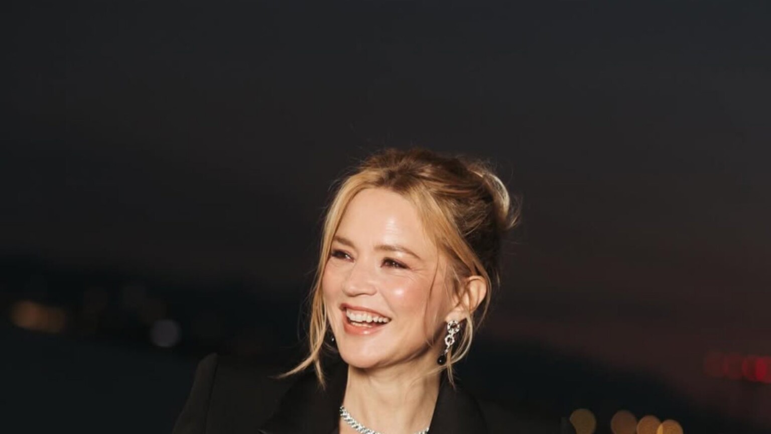 "Magnifique", Virginie Efira adopte la couleur phare de l'automne