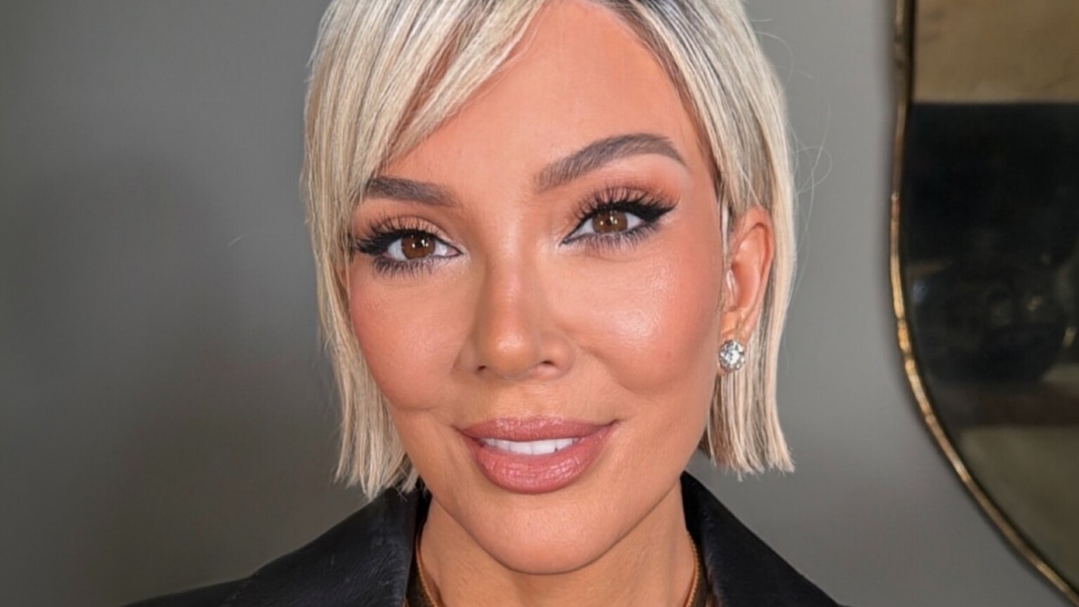 À 69 ans, Kris Jenner ose le blond platine et divise les fans