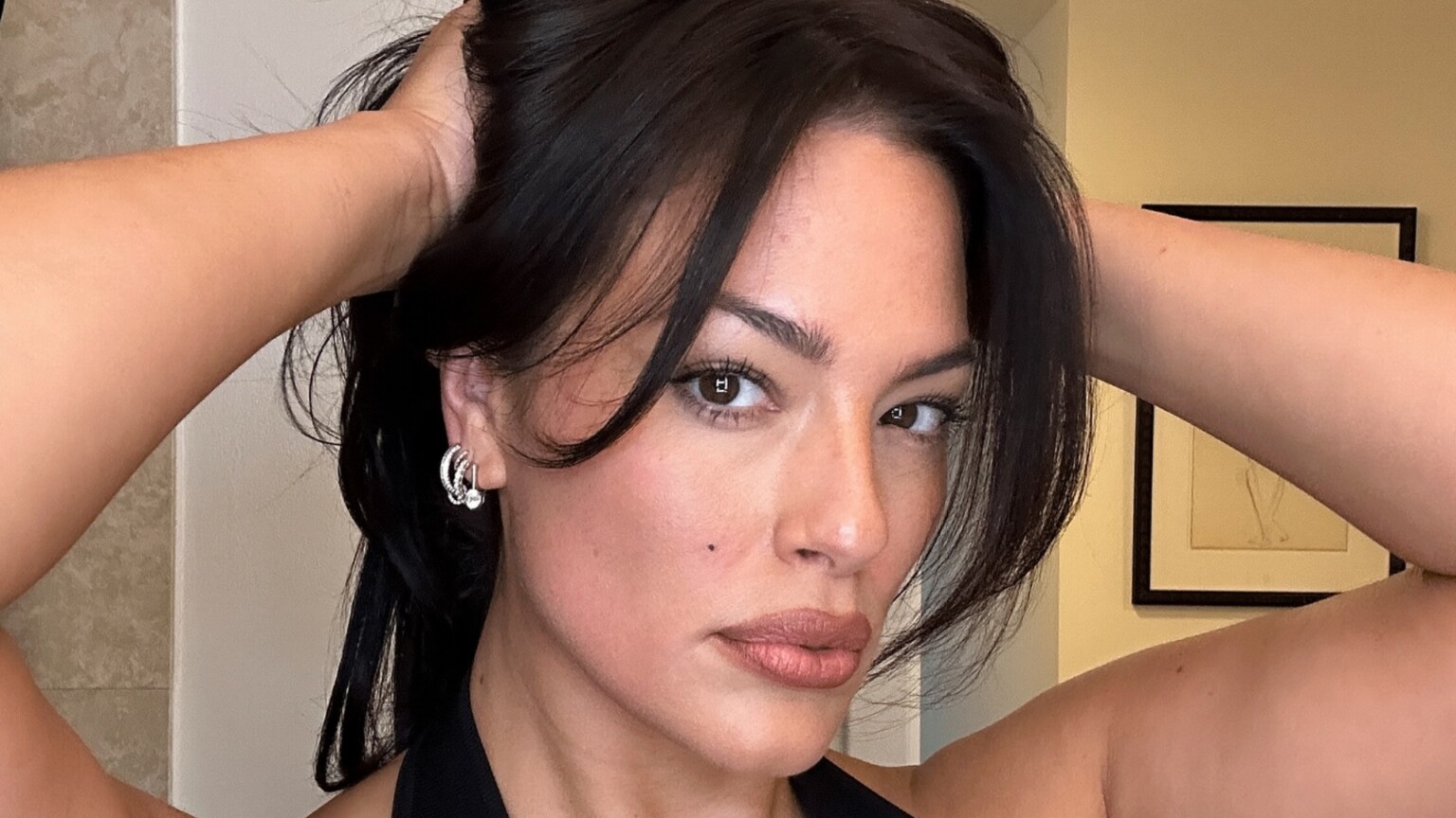 Ashley Graham sublime ses formes sur le podium