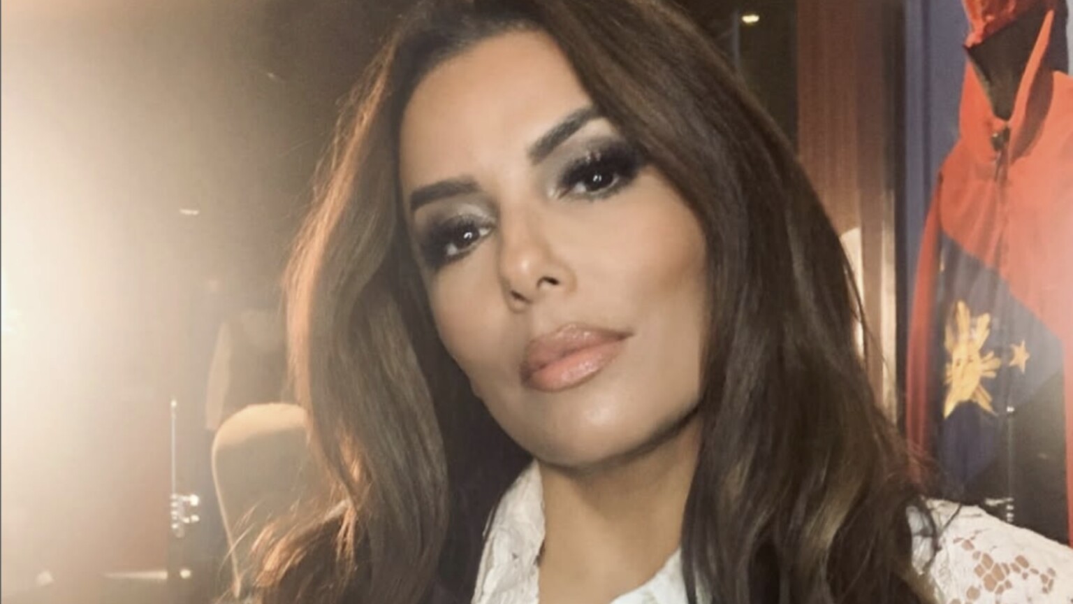 Eva Longoria surprend avec un look de Fêtes inspiré des années 2000