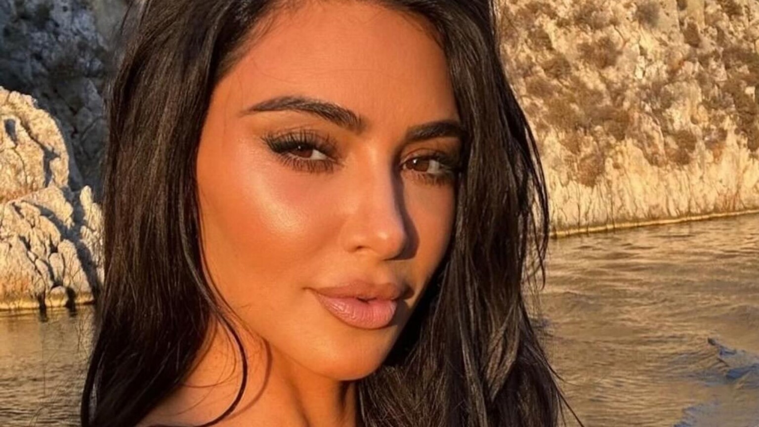 Kim Kardashian onthult haar favoriete truc om (bijna) nooit meer een bh te hoeven dragen.