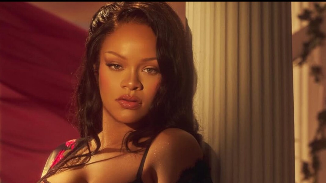 Rihanna fait sensation avec ce look de Saint-Valentin aussi osé que stylé