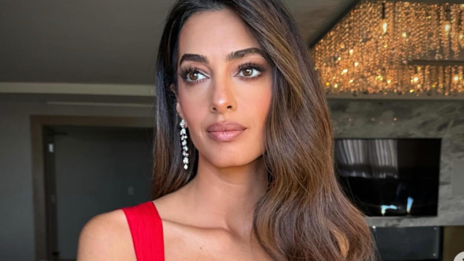 Amal Clooney fait sensation aux Golden Globes dans une robe rouge à ...