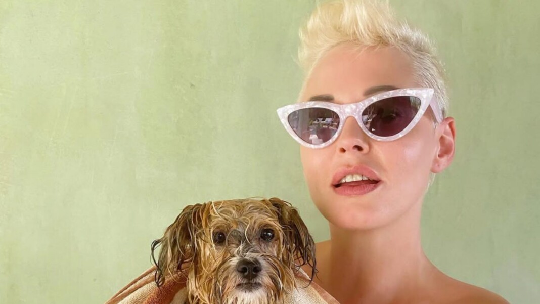 "De tjekkede min vægt": Denne ikoniske skuespillerinde fordømmer den ...