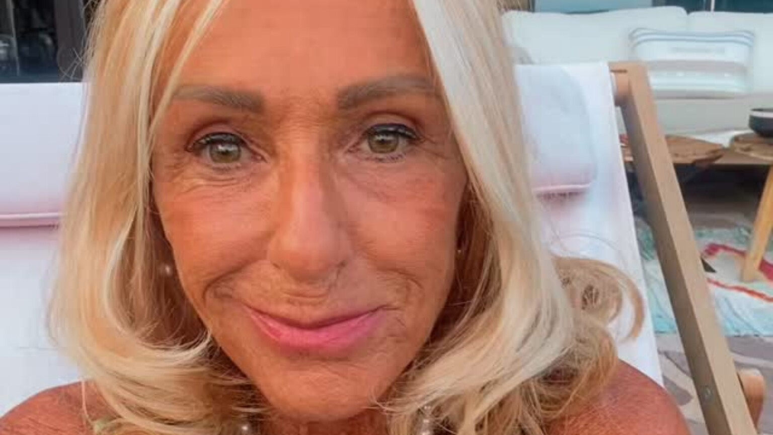 À 63 ans, elle demande si le short est devenu "trop vulgaire pour son âge"