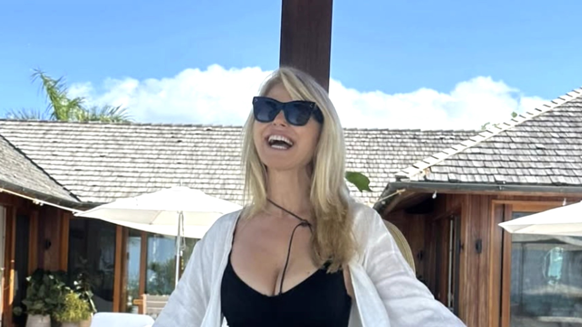 Cette mannequin de 71 ans affiche sa silhouette et brille sous le soleil