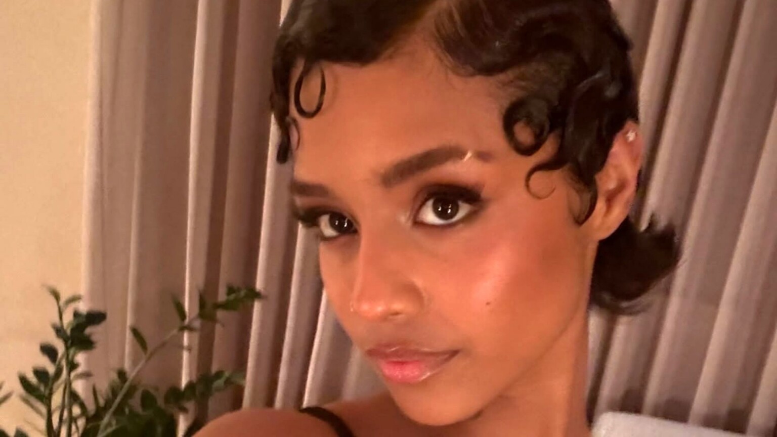 In a sparkling outfit, this singer made a striking appearance.