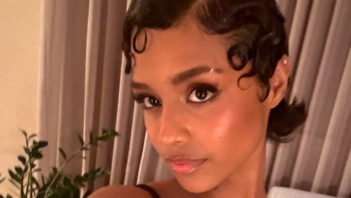 In a sparkling outfit, this singer made a striking appearance.