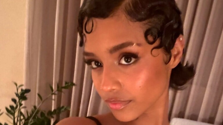 Dans un look scintillant, cette chanteuse signe une apparition remarquée