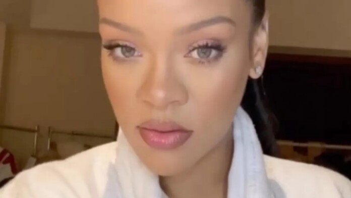 "Un'altra pancia": Rihanna di fronte alle continue critiche degli "haters"