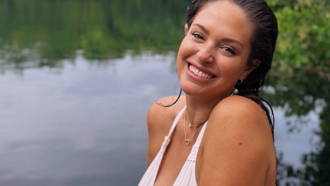 "Thank you for showing this": A curvy model poses naturally on the ...