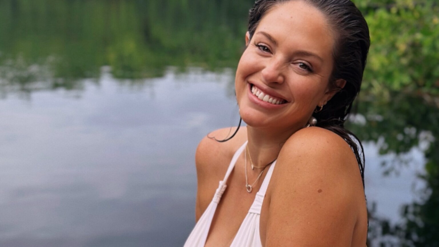 "Thank you for showing this": A curvy model poses naturally on the ...