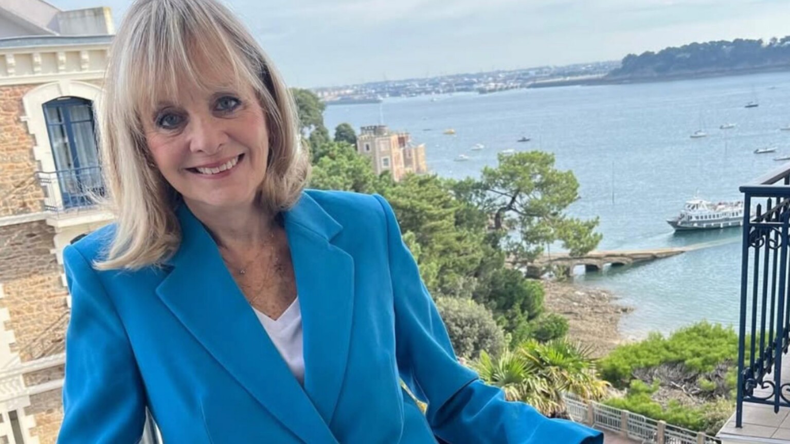 À 76 ans, cette mannequin iconique revient sur le devant de la scène