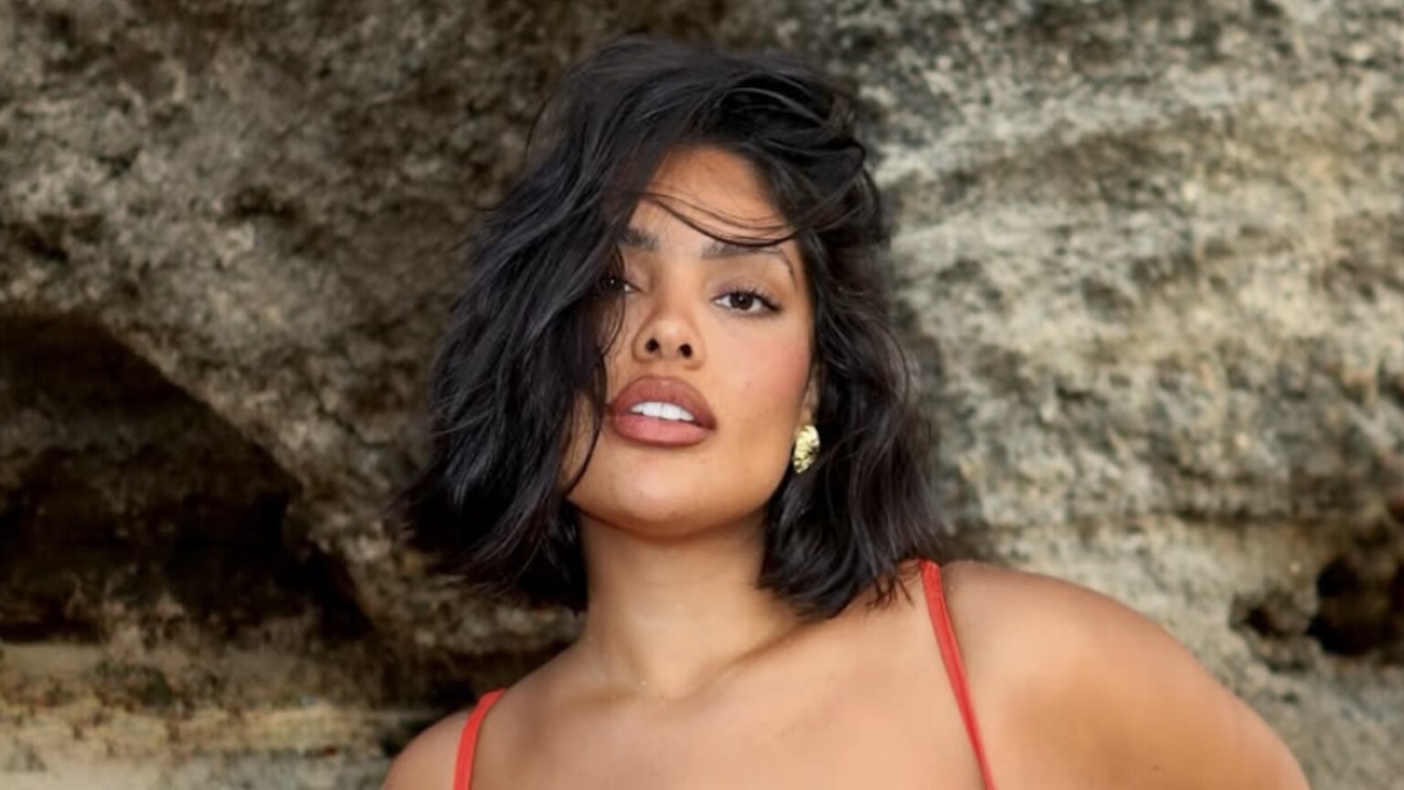 This curvy model radiates confidence as she shows off her figure on the ...