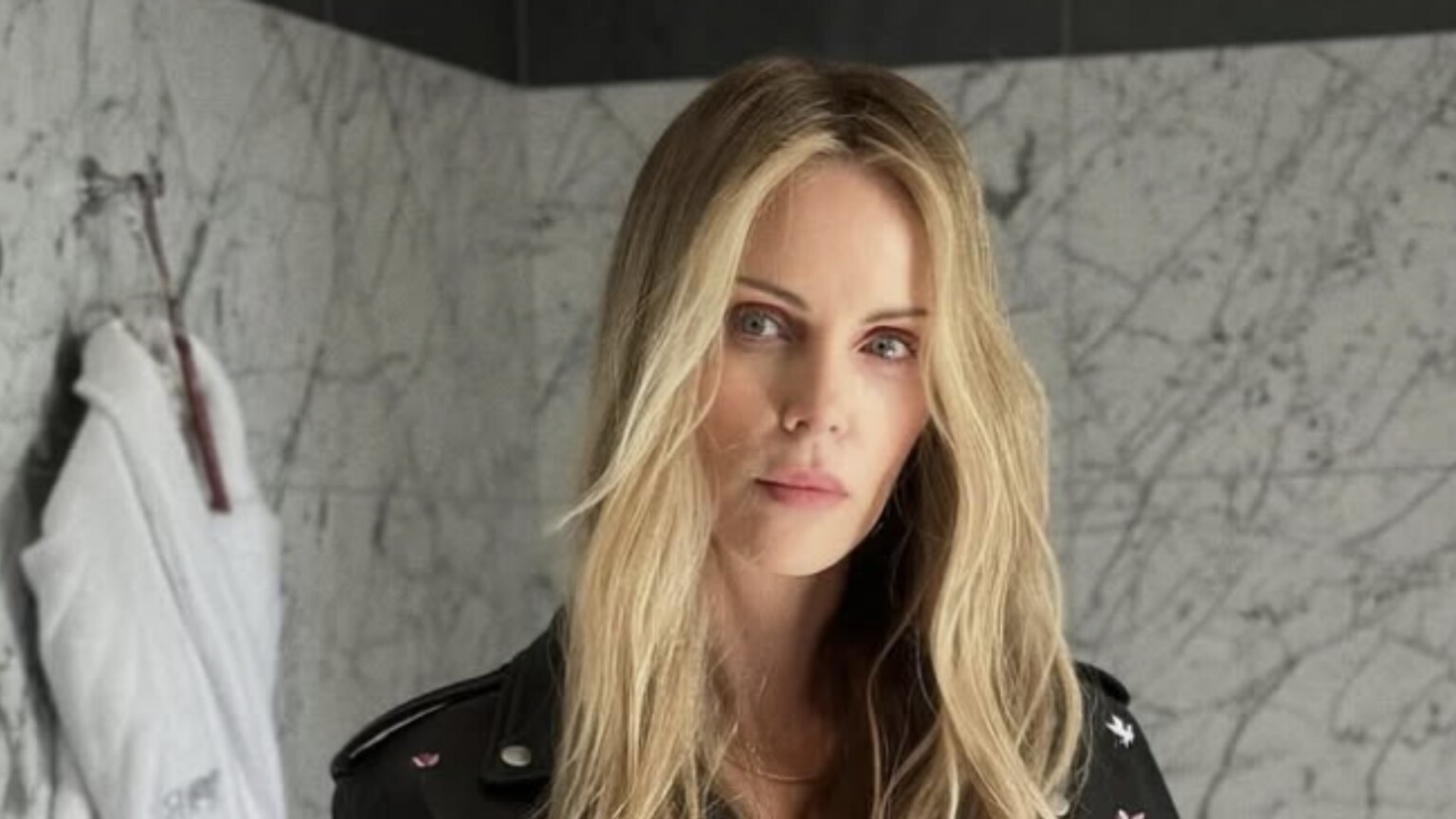 Som 50-årig bekræfter Charlize Theron sin stilistiske frihed.