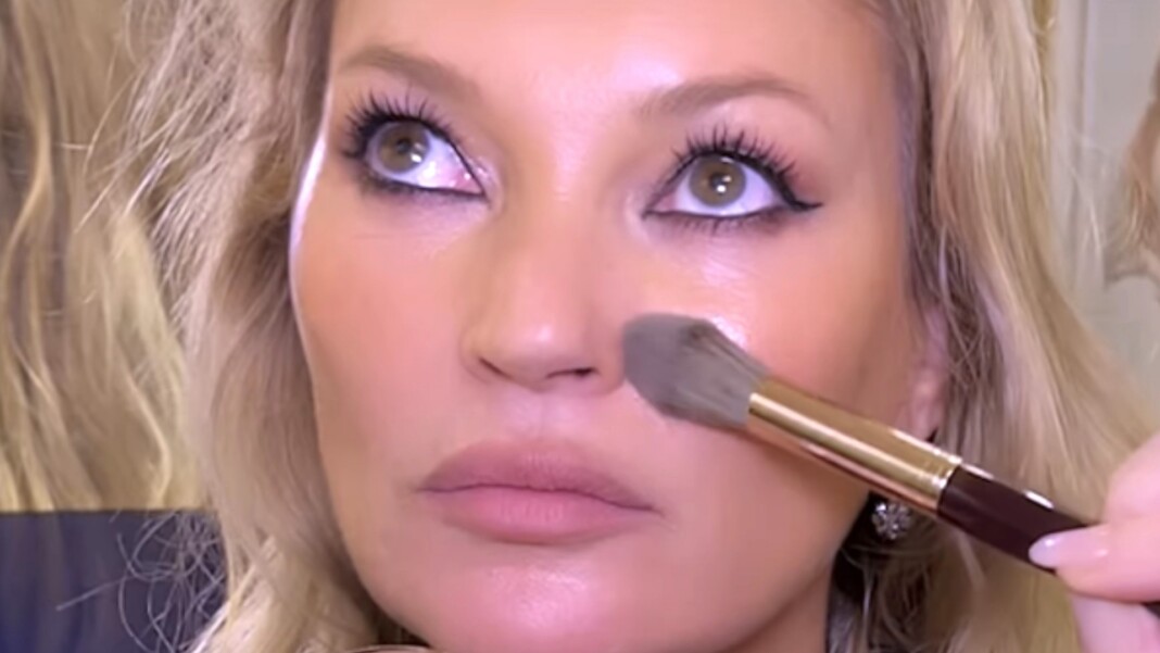 At 52, Kate Moss confirms her status as a modeling icon on the catwalk.