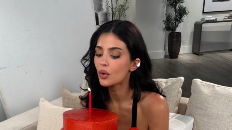 Kylie Jenner poserer i en bil til 250.000 dollars med et look, der ...