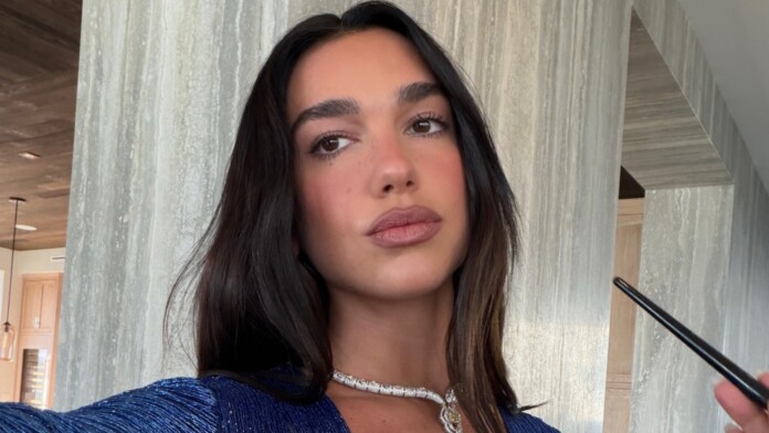 À 30 ans, Dua Lipa affiche sa silhouette dans un ensemble noir en dentelle