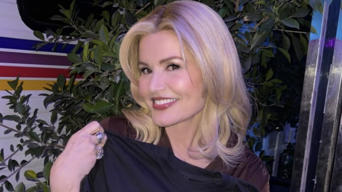 À 70 ans, Geena Davis illumine Cannes dans une robe rouge couverte de ...