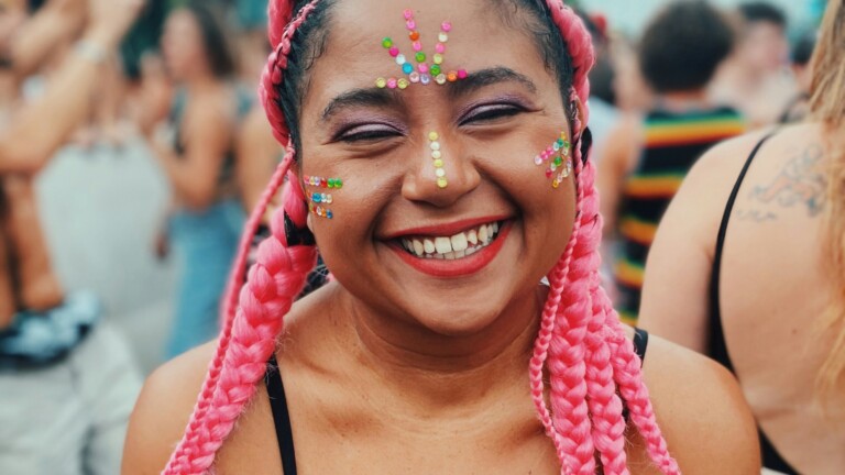 Ces astuces make-up repérées en festivals inspirent désormais le quotidien