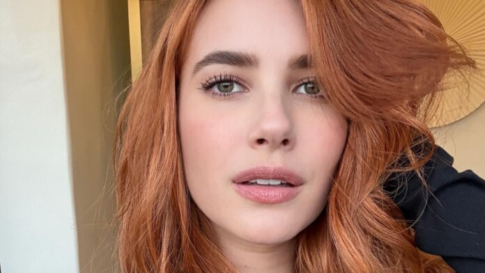Avec ses ballerines métalliques, Emma Roberts confirme le retour de ...