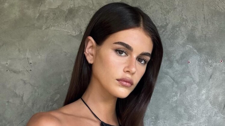 Dans un look minimaliste, cette mannequin américaine mise sur une ...