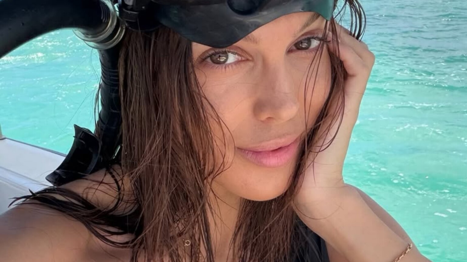 Sur la plage, cette ancienne Miss Univers fait l'unanimité avec un look ...