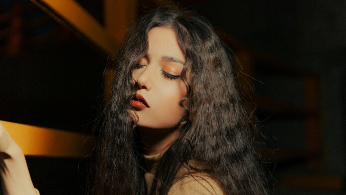 femme soirée chic maquillage