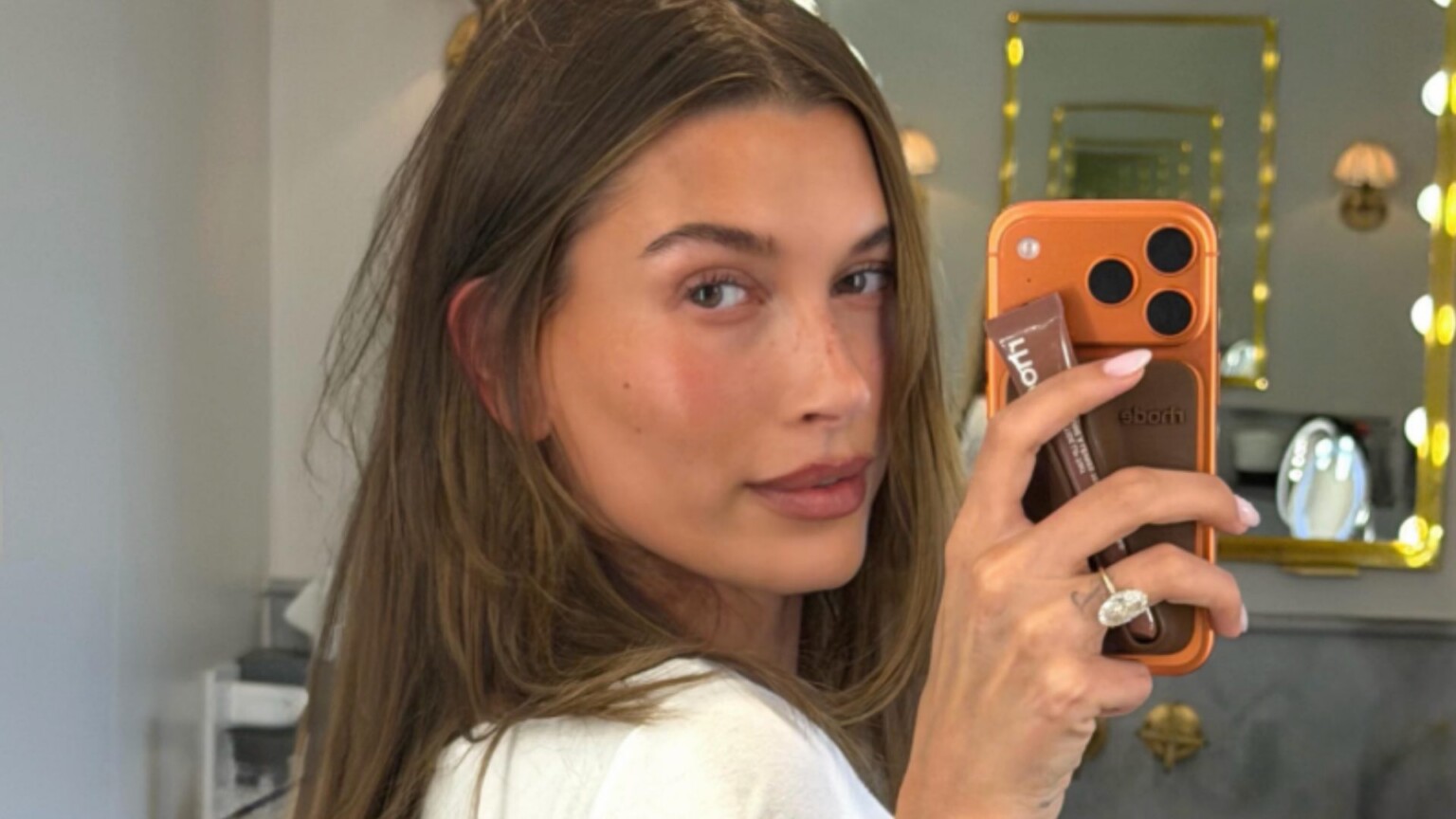 Avec ce selfie, Hailey Bieber remet le pantalon taille basse sous les ...