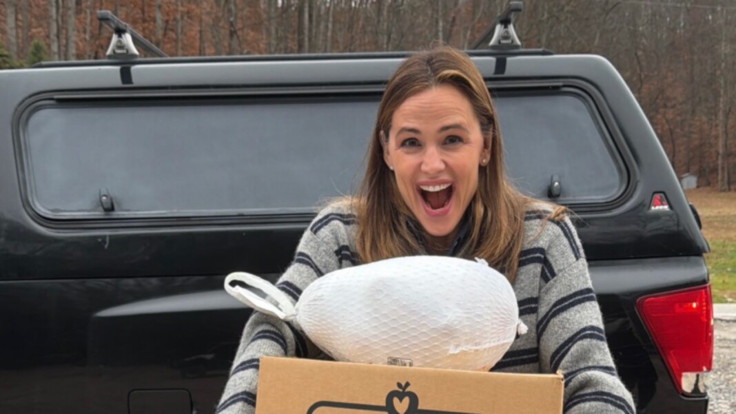 "Des bras athlétiques" : Jennifer Garner rayonne dans une robe ajourée ...